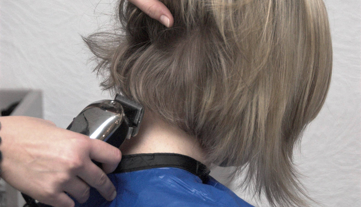 8037 Melanie Nape buzz in pvc cape – hairmedia.de