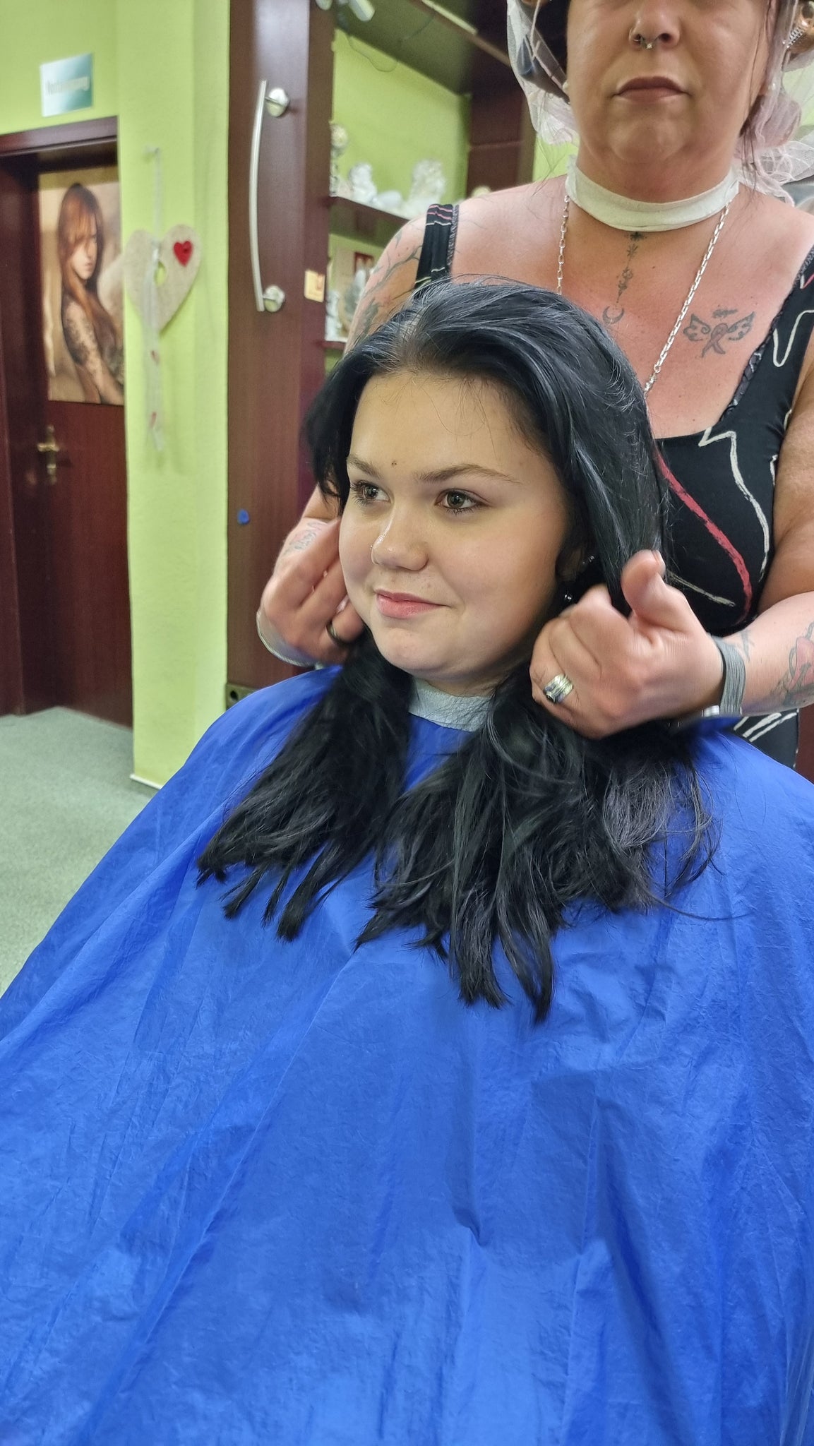 1050 240514 MelanieK and daughter Luna shampoo and wetset each other – hairmedia.de