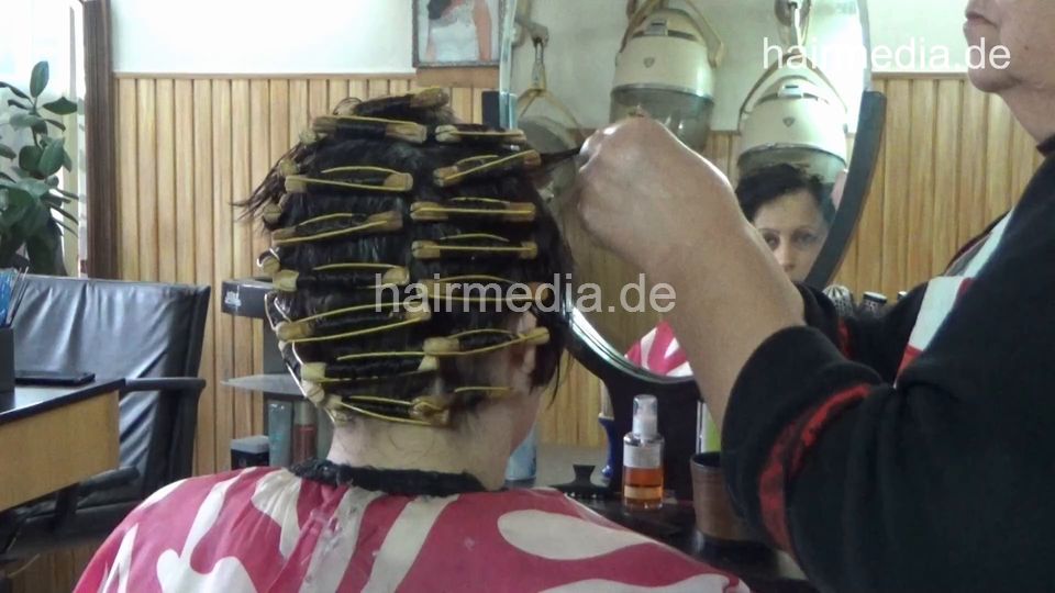 6217 Mother JelenaM and teen daughter MajaM: Mom perm – hairmedia.de